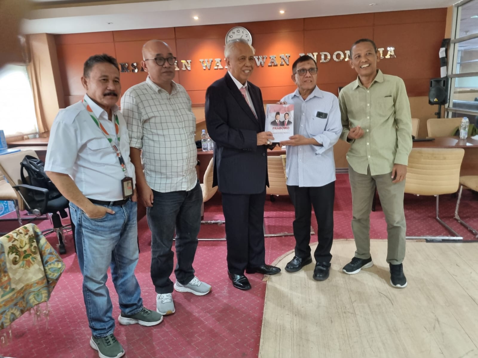 OC Kaligis Sumbang 100 Buku dan Perkuat LKBPH PWI Pusat - asrinews.com