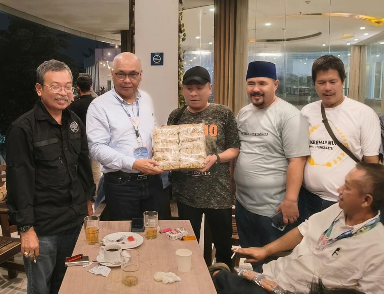 PWI Banten Hadiahi Cak Munir Kopi Leuit Baduy: Simbol Melek Pimpin ...